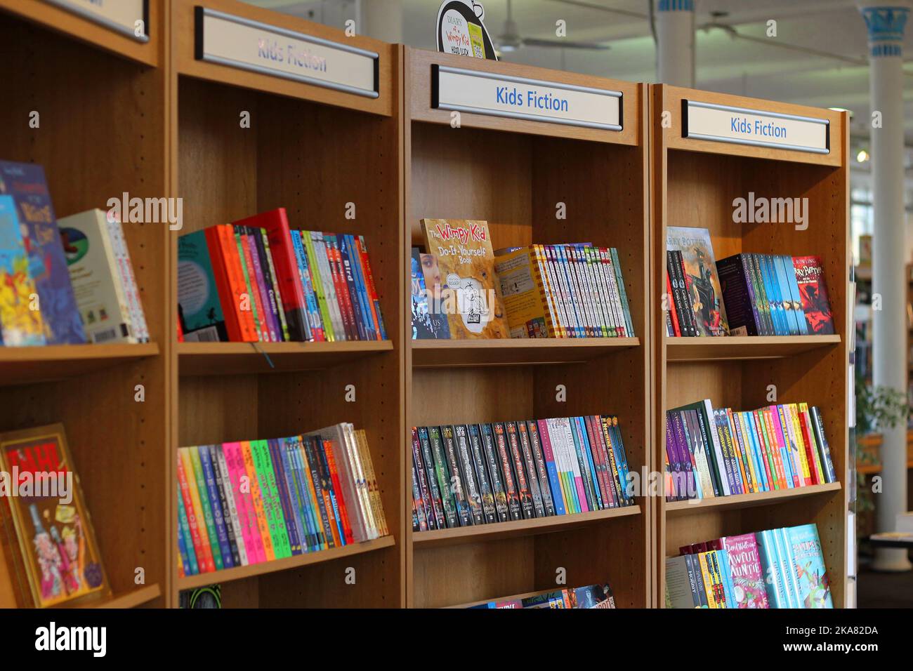 Library books on shelves Stock Photo - Alamy