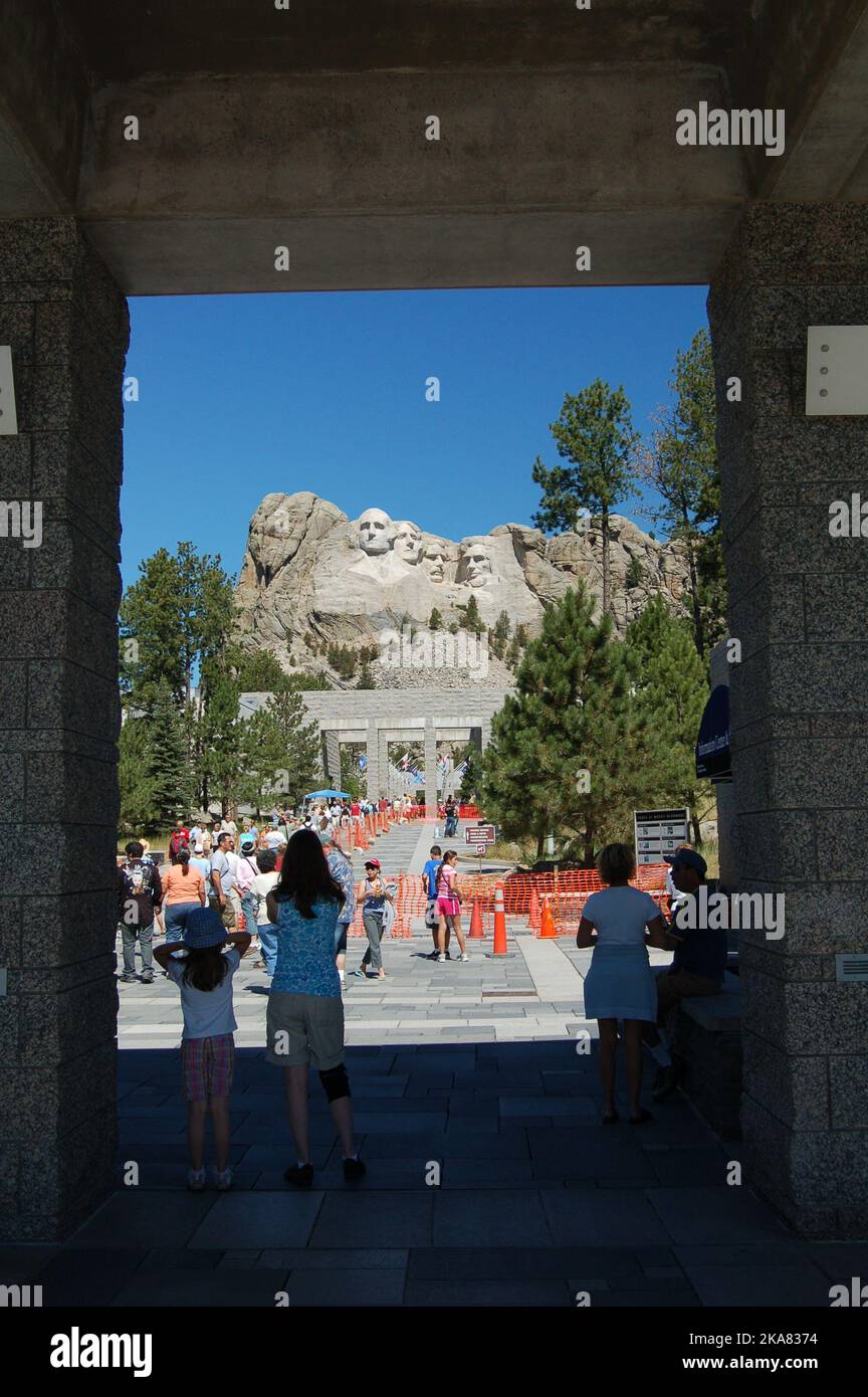 The people in the Entrance to Mount Rushmore Monument Stock Photo - Alamy