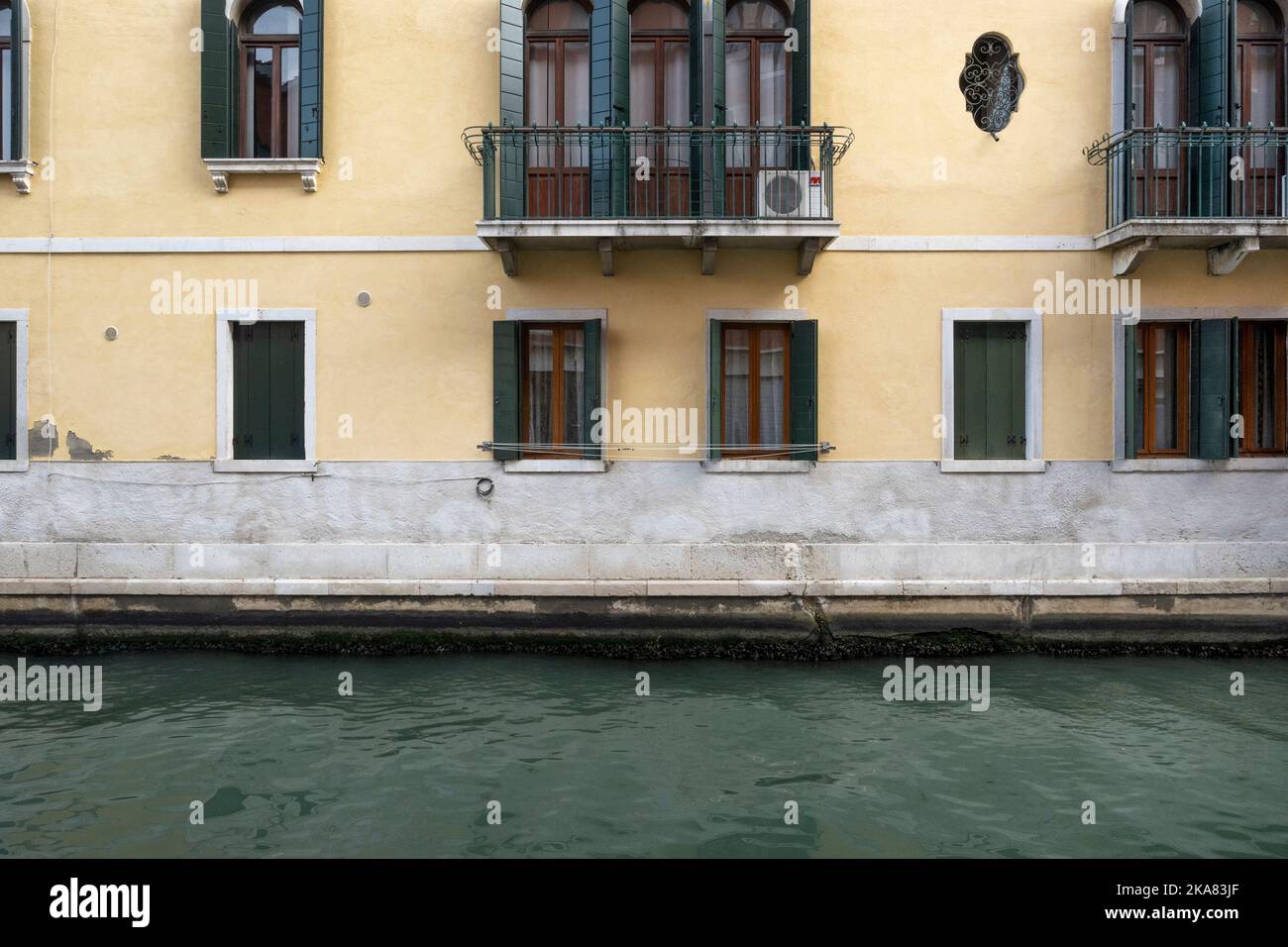 Details of a traditional gothic style palace facade in Venice, Italy ...