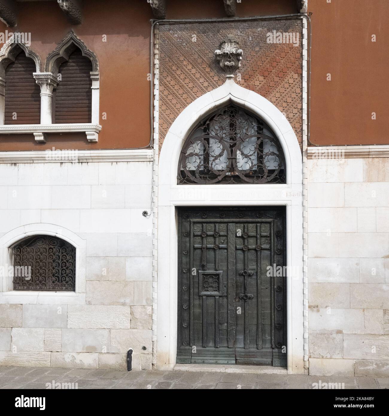 Details of a traditional gothic style palace facade in Venice, Italy ...