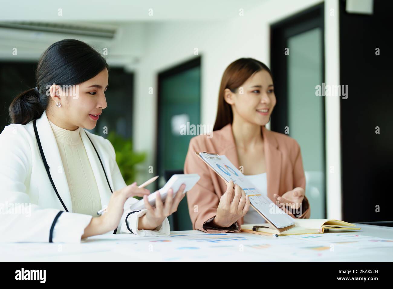 Salespeople hi-res stock photography and images - Alamy