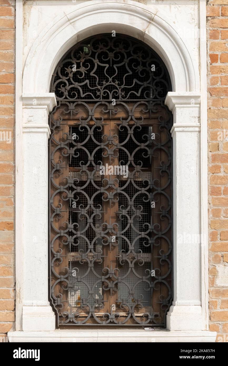 Details of a traditional gothic style palace facade in Venice, Italy ...