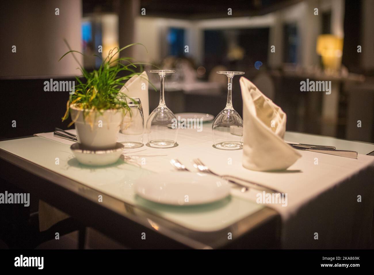 Empty dinner table in a luxurious hotel Stock Photo - Alamy