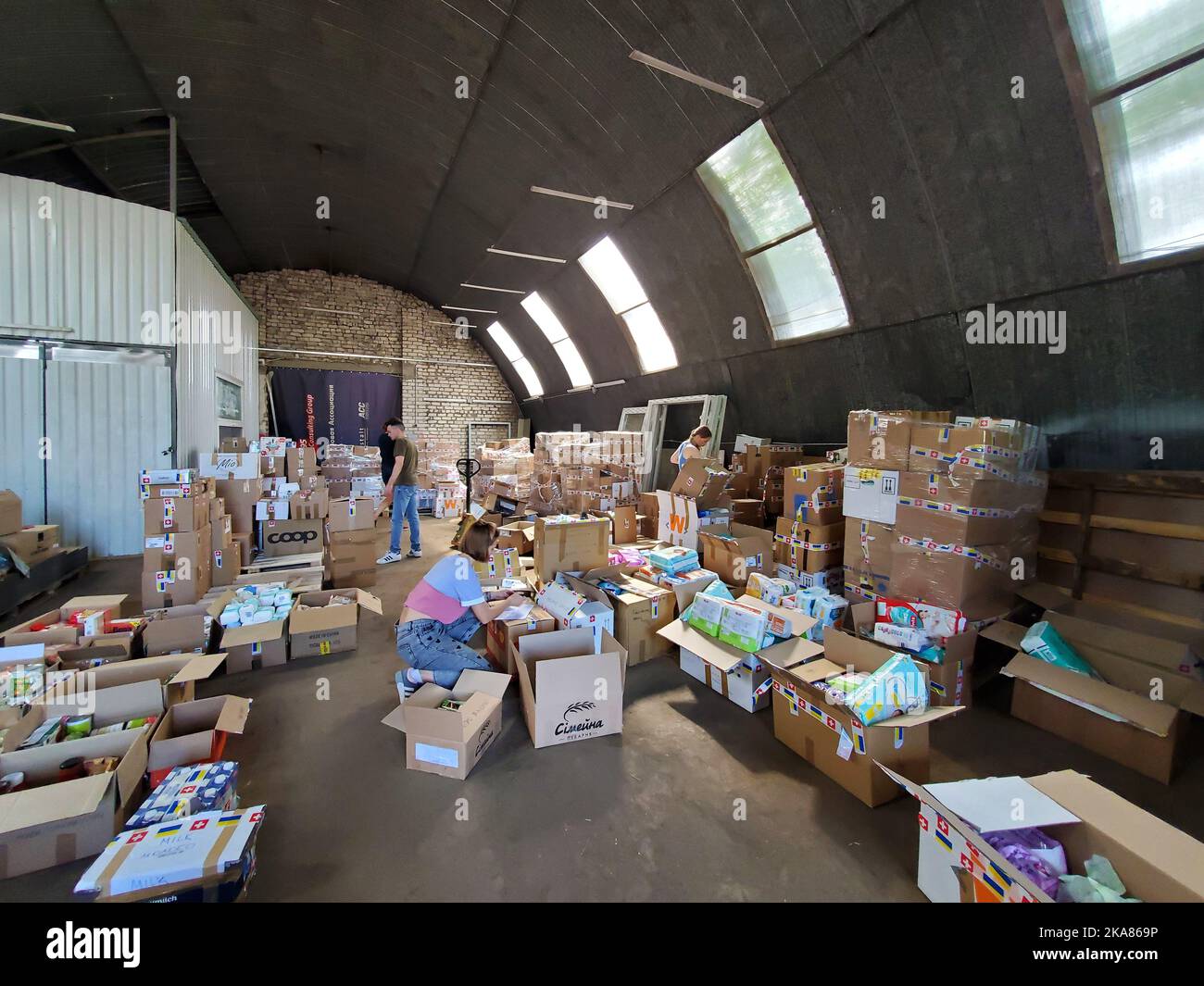 Ukrainian volunteers sorting boxes hi-res stock photography and images ...