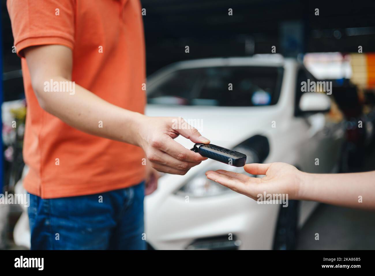 Person handing keys to another hi-res stock photography and images - Alamy