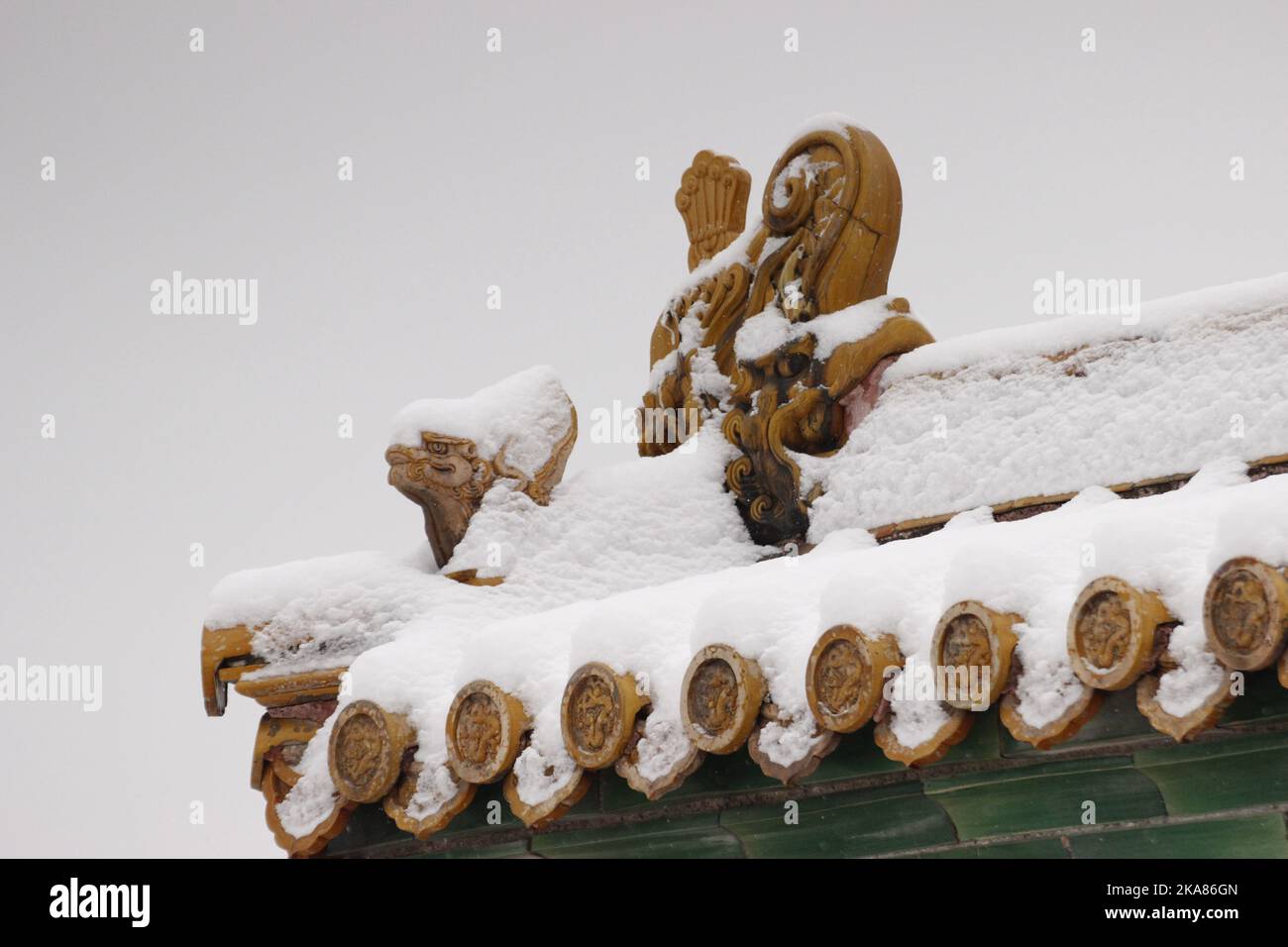 The roof detail of the ancient temple with dragon sculptures in winter ...
