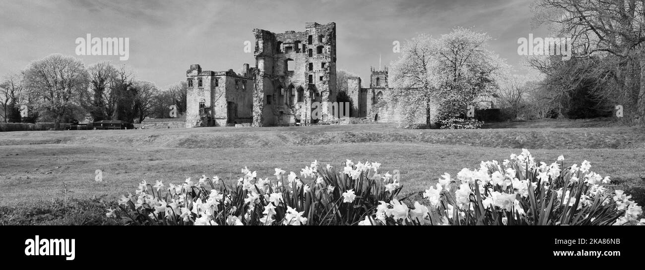 The ruins of Ashby de la Zouch Castle, Ashby de la Zouch town ...