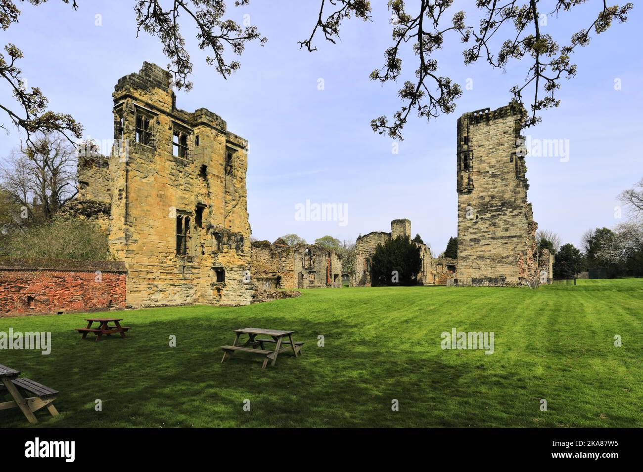 The ruins of Ashby de la Zouch Castle, Ashby de la Zouch town ...