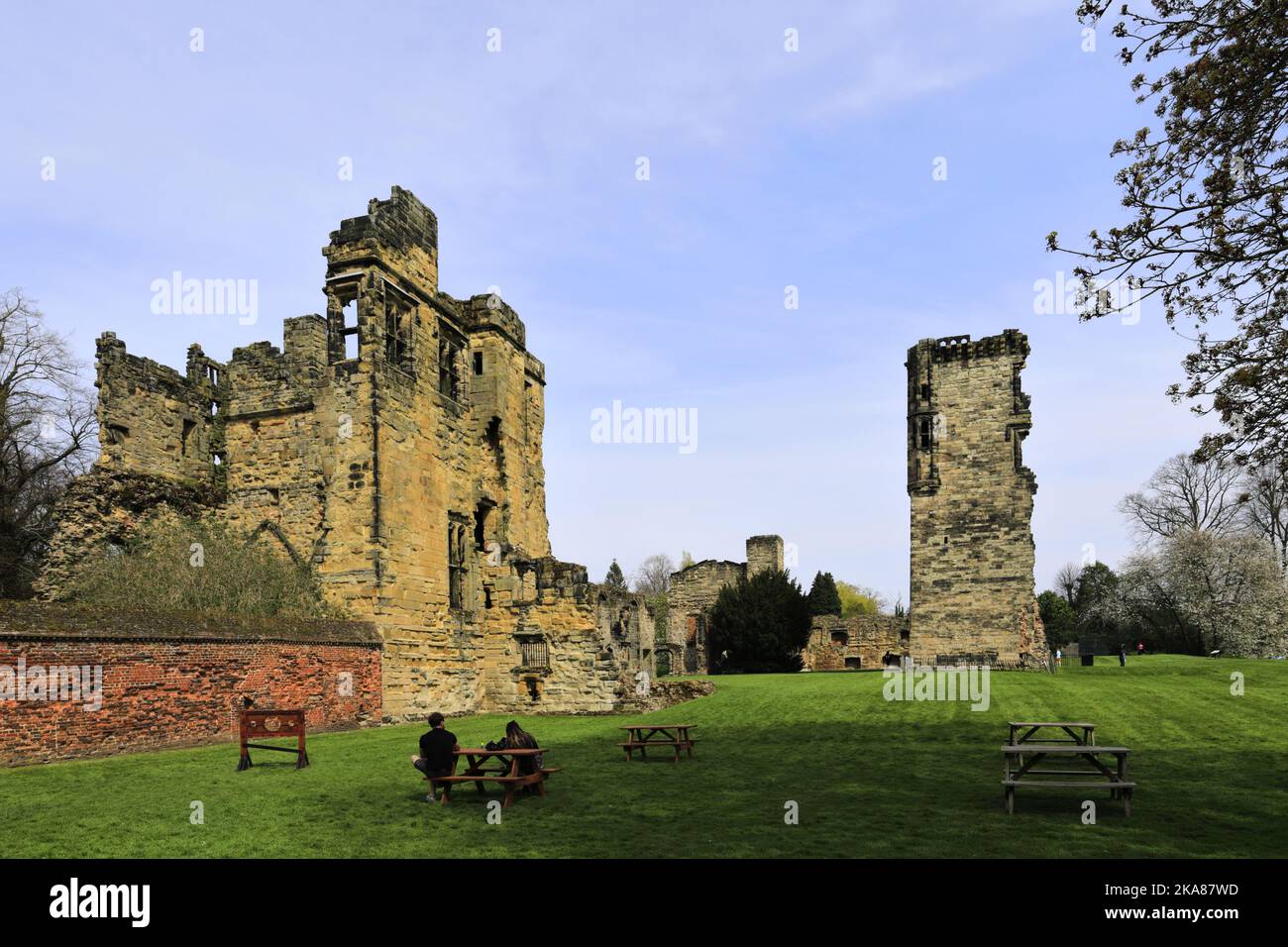 The ruins of Ashby de la Zouch Castle, Ashby de la Zouch town ...