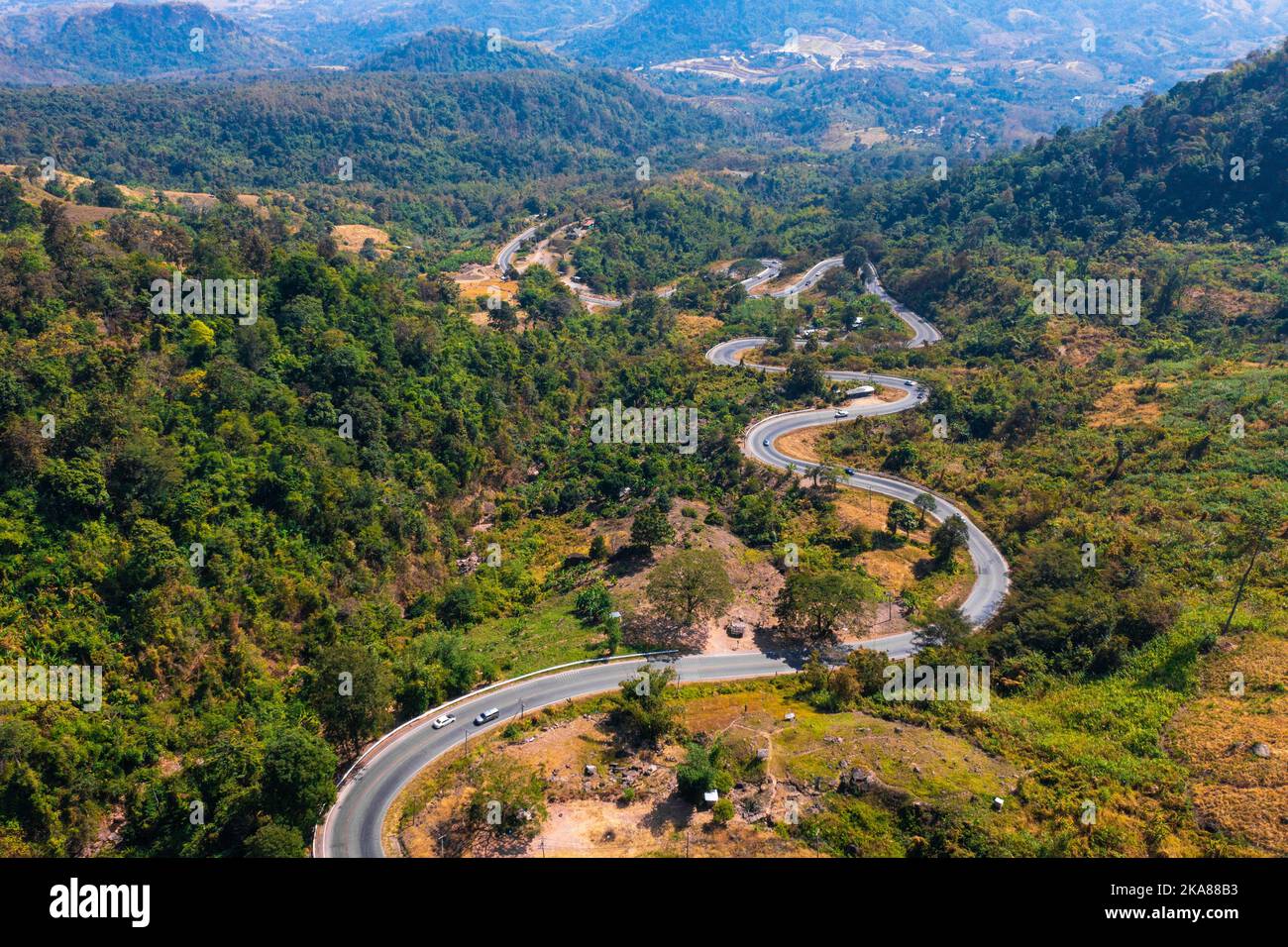 An aerial view of the winding road up to Chiang Khan viewpoint in Loei province, Thailand Stock ...