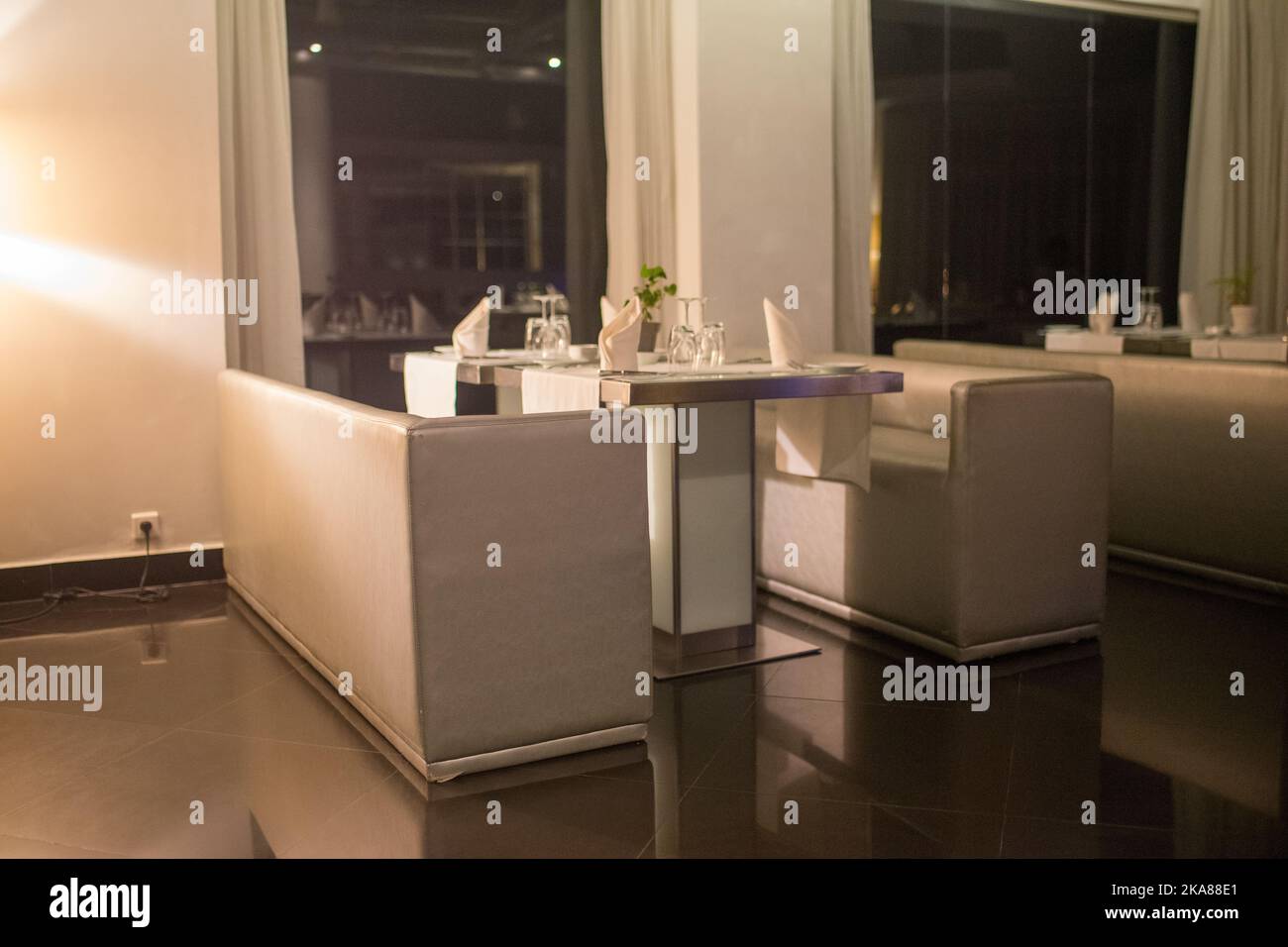 Empty dinner table in a luxurious hotel Stock Photo - Alamy