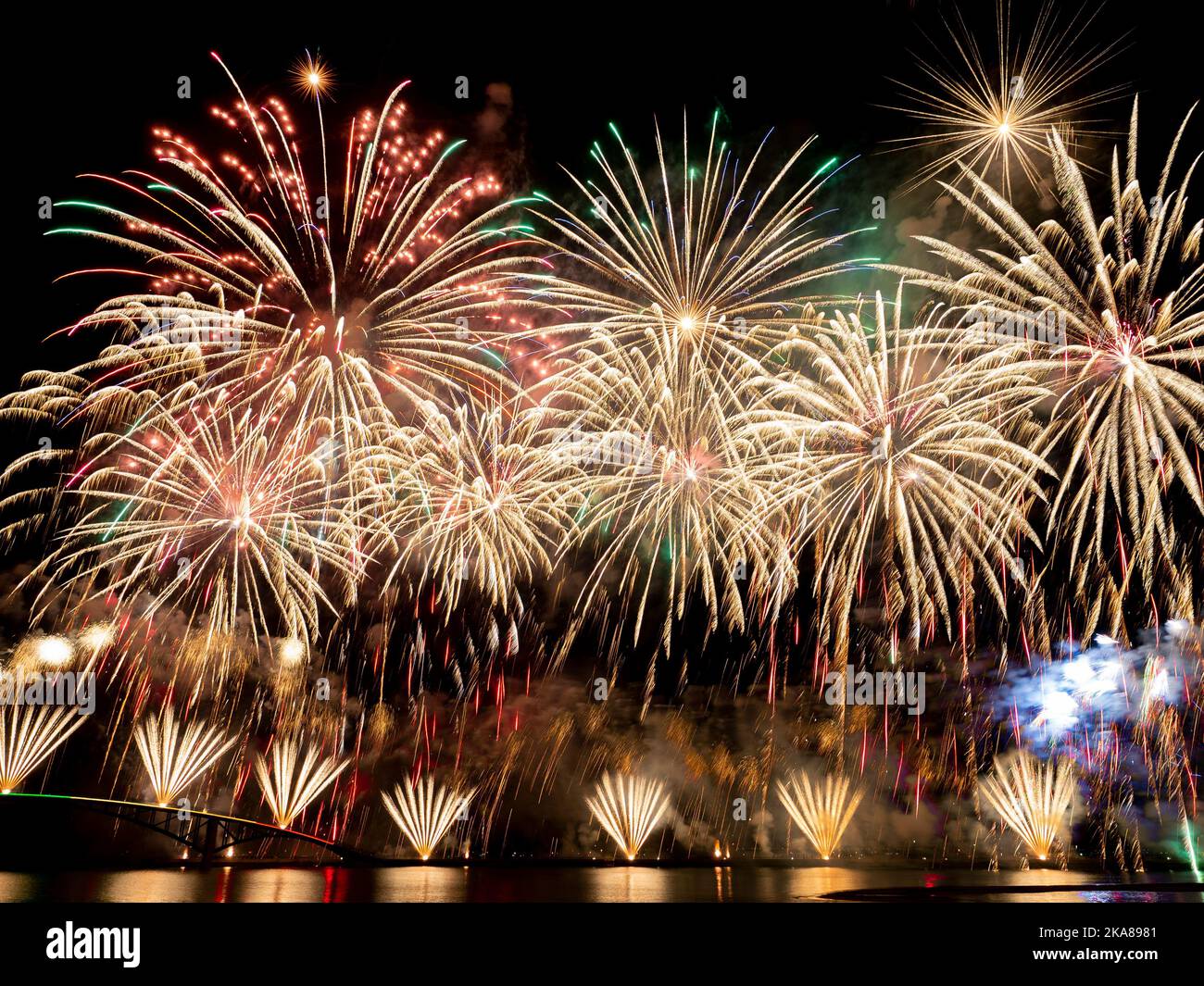Bridge explosion scene hi-res stock photography and images - Alamy