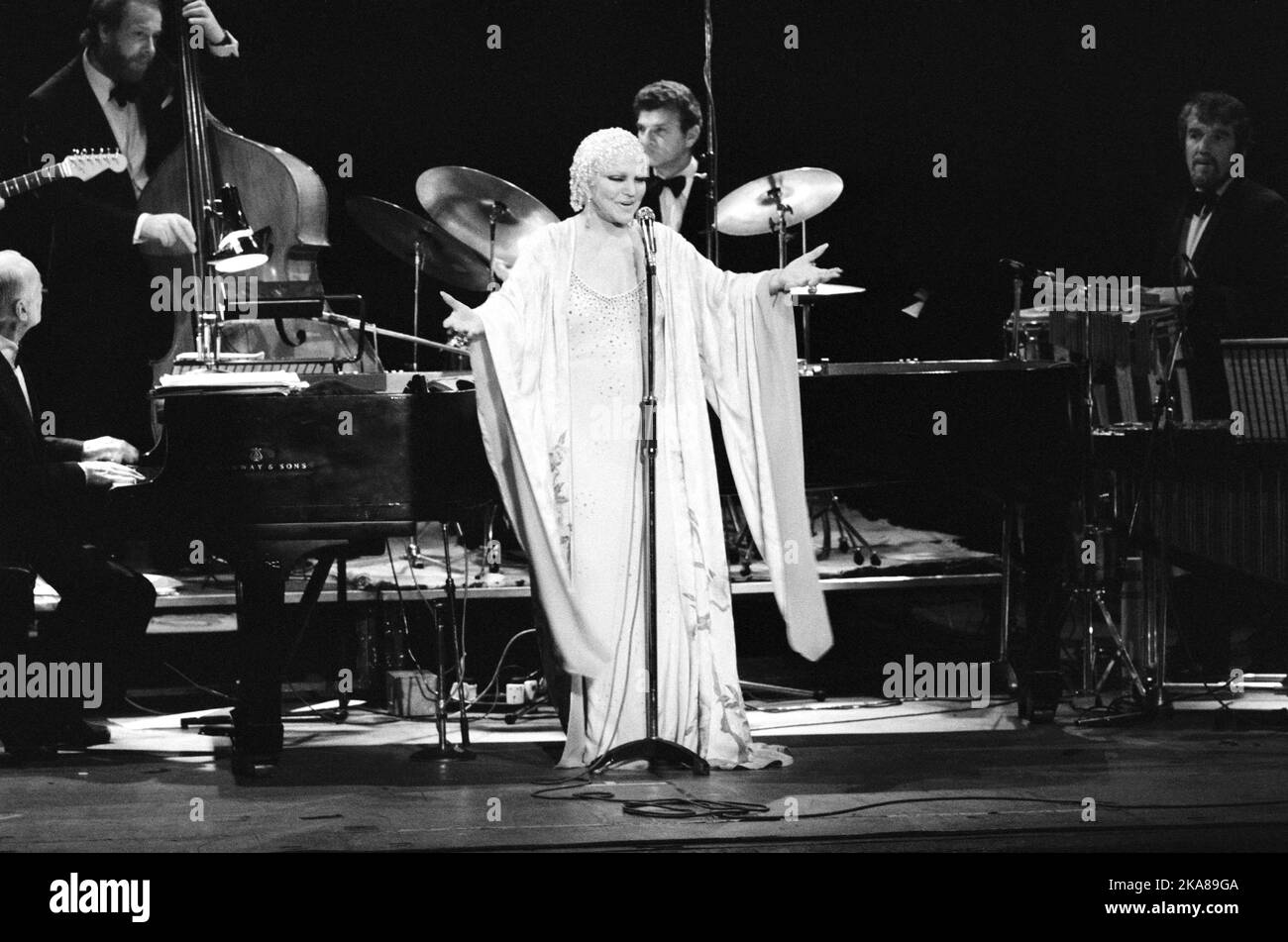 84/3516 PEGGY LEE with Allan Ganley & Len Skeat & others October 1984 ...