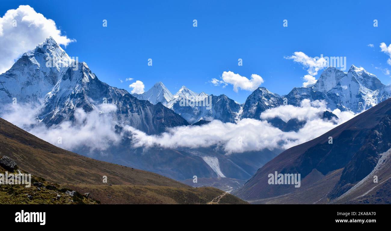 A beautiful shot of the Himalayan mountain range Stock Photo - Alamy