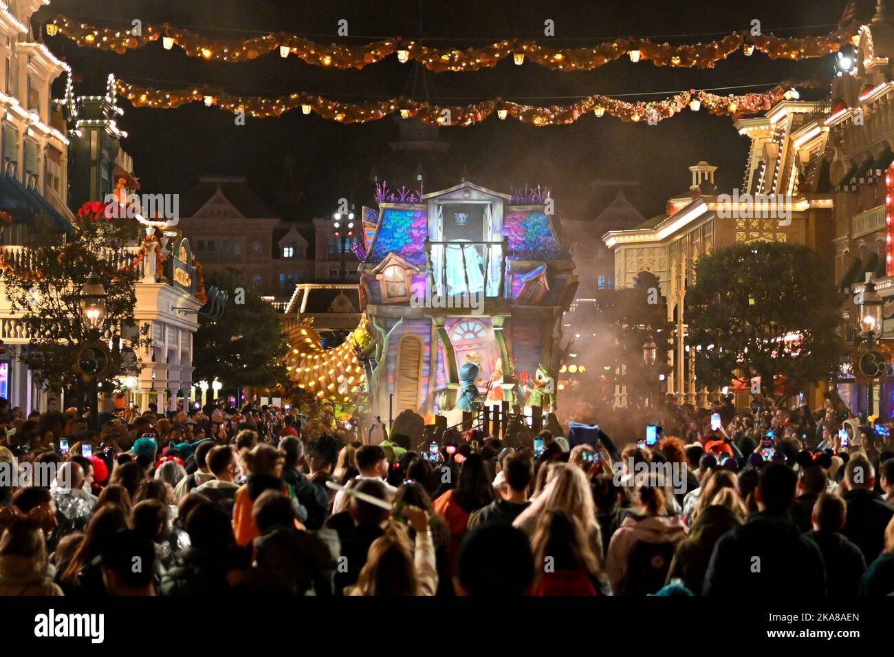 Famille disney hi-res stock photography and images - Alamy