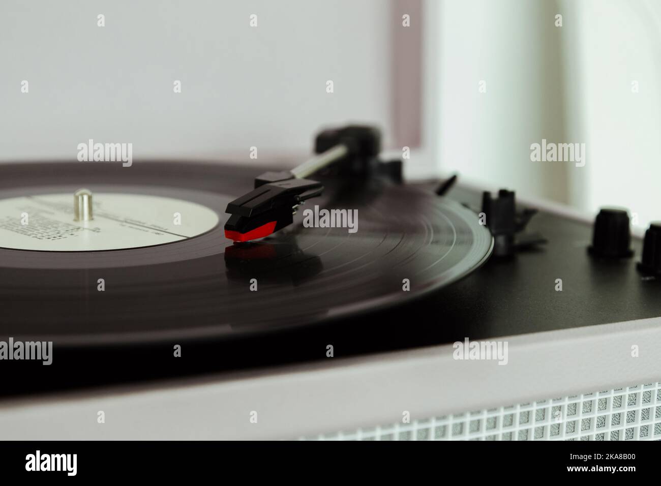 Vintage record player with vinyl record. Close up view Stock Photo - Alamy