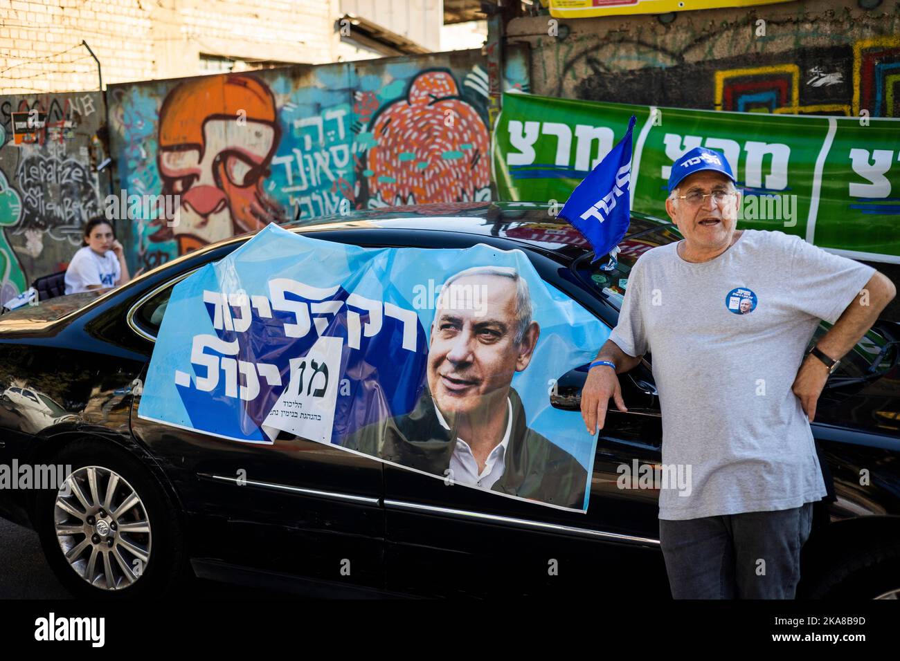 Tel Aviv, Israel. 01st Nov, 2022. A Netanyahu supporter stands outside ...
