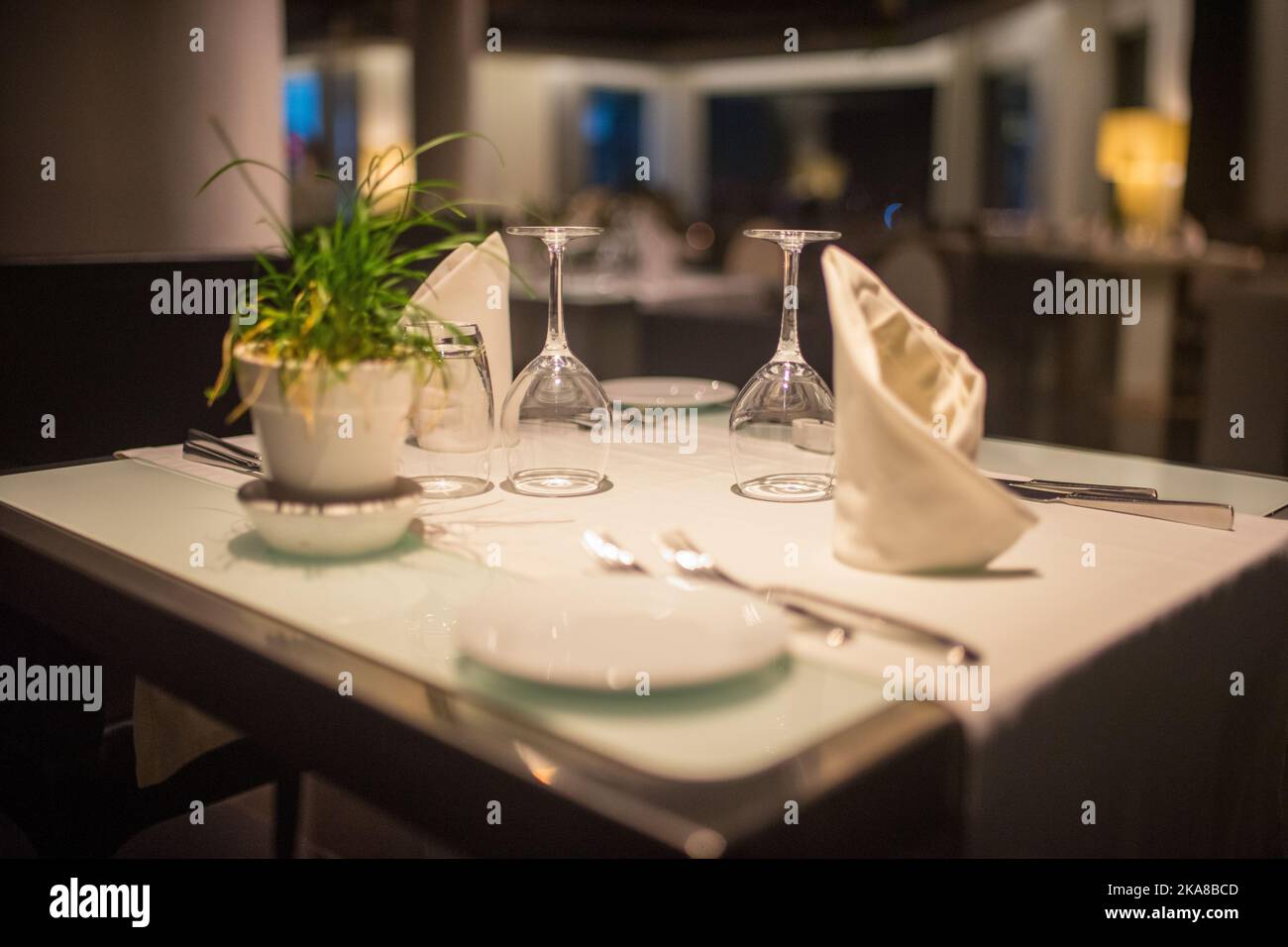 Empty dinner table in a luxurious hotel Stock Photo - Alamy