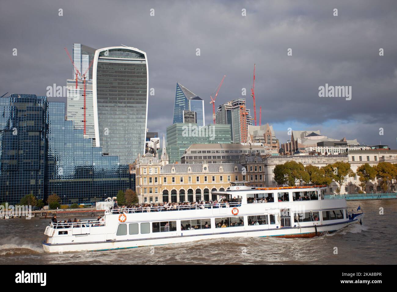 Boat along thames hi-res stock photography and images - Alamy