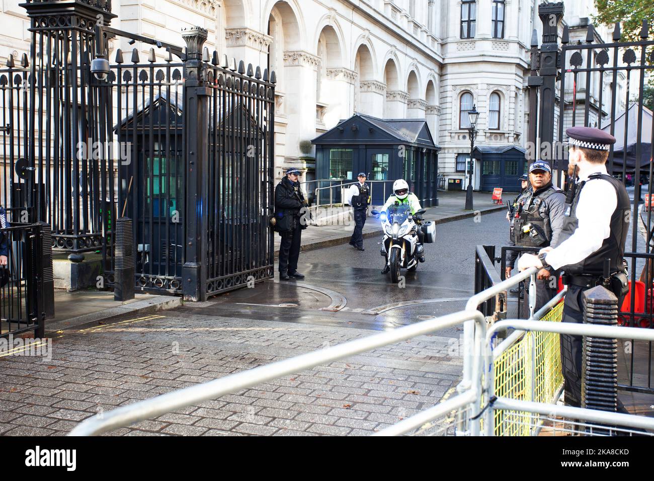 Armed police gates downing street hi-res stock photography and images ...