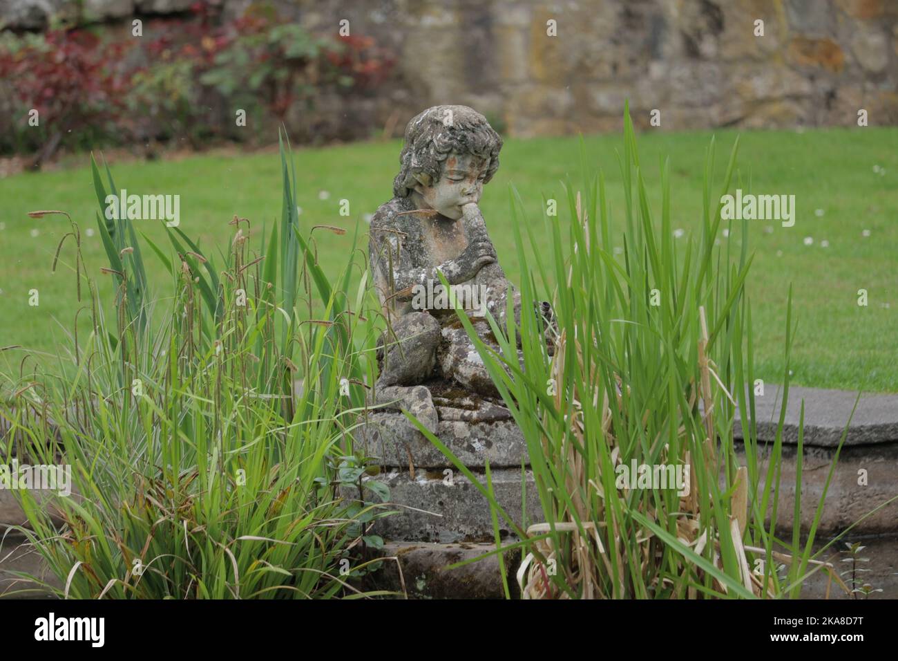Small garden stone statue hi-res stock photography and images - Alamy