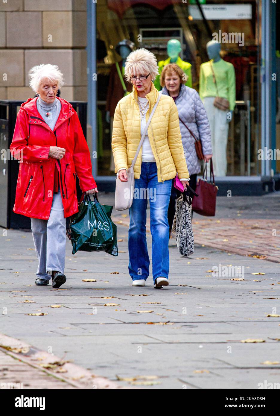 Women enjoying a day out shopping hi-res stock photography and images ...