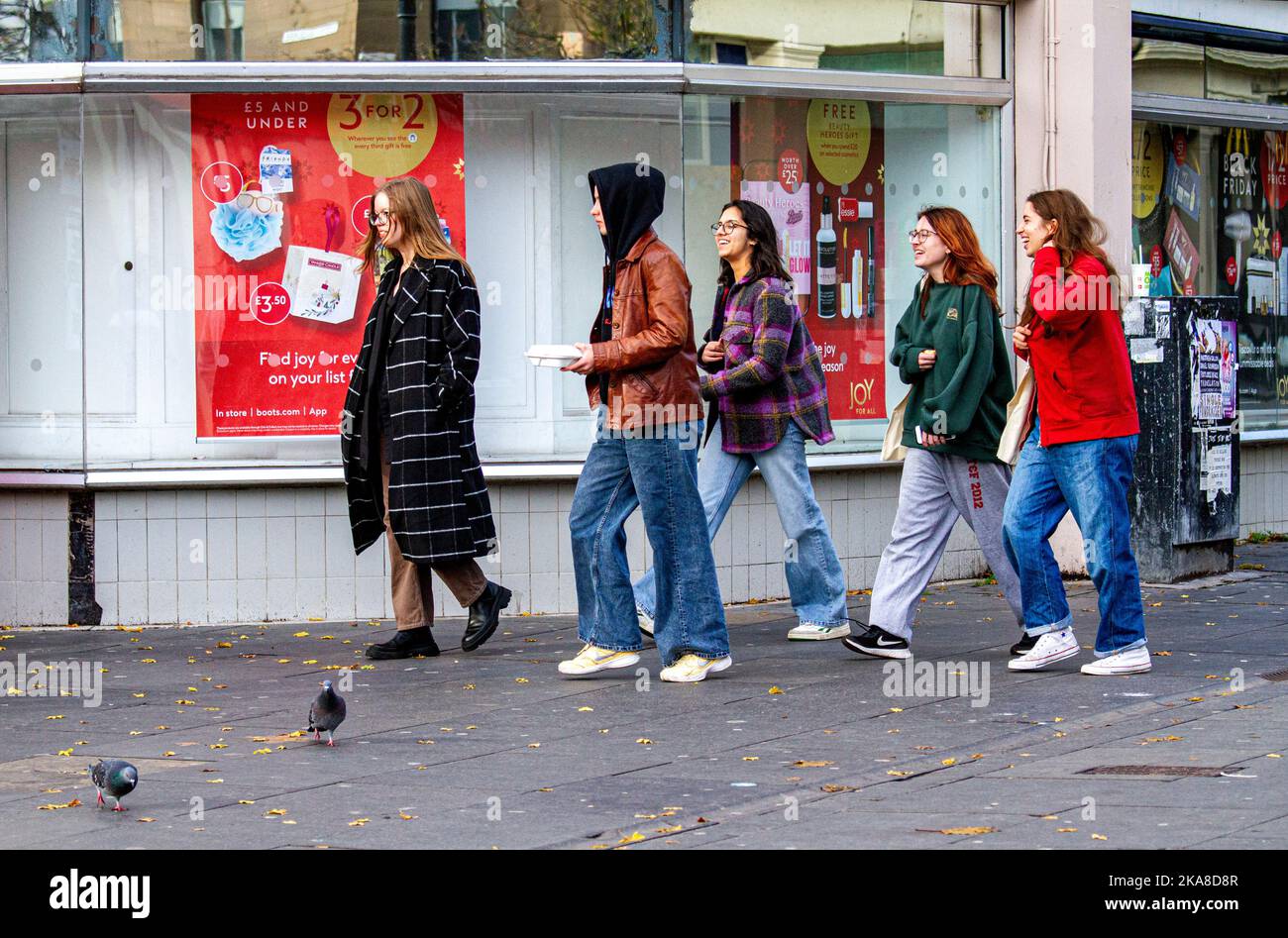 Women enjoying a day out shopping hi-res stock photography and images ...