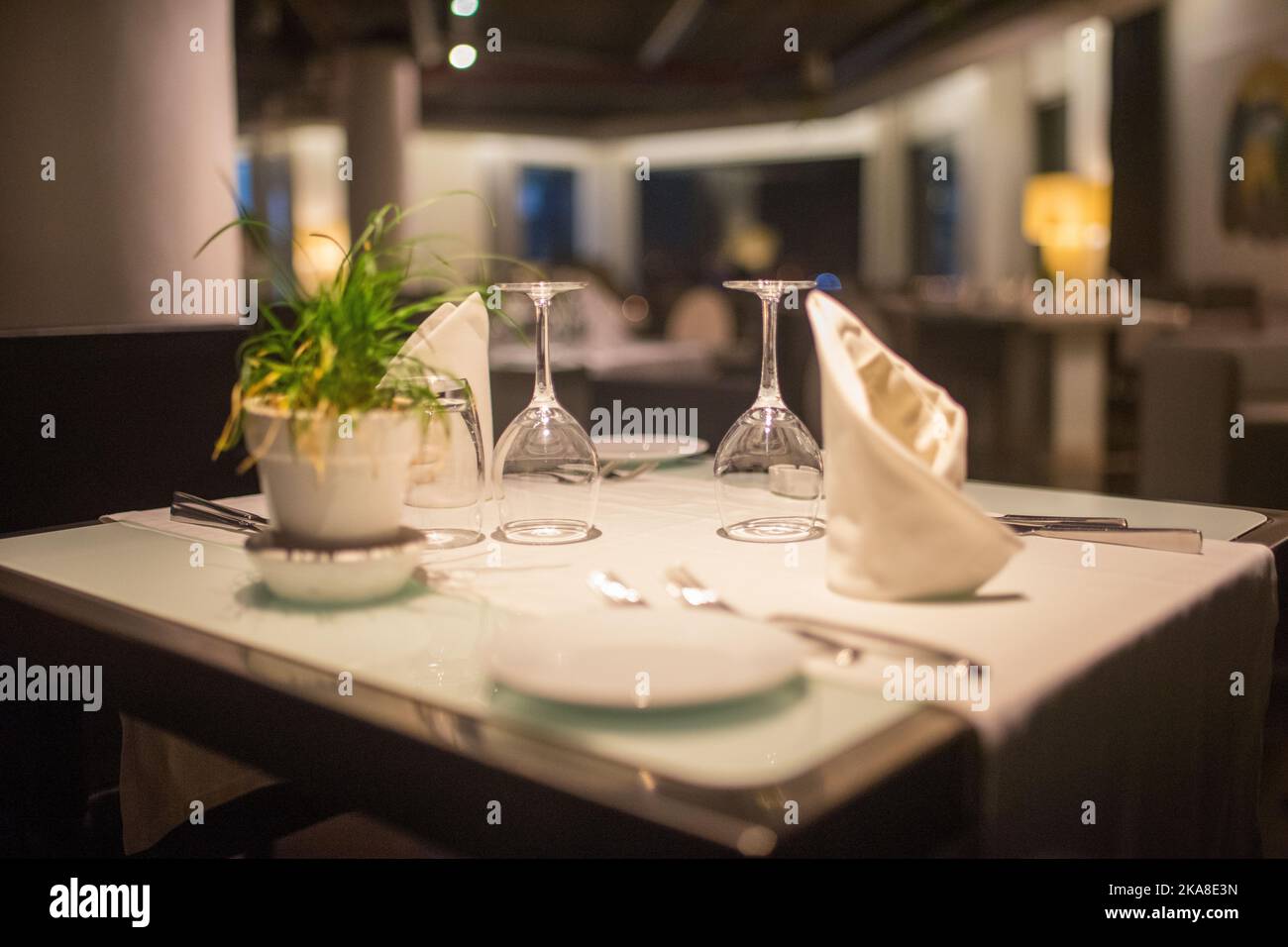 Empty dinner table in a luxurious hotel Stock Photo - Alamy