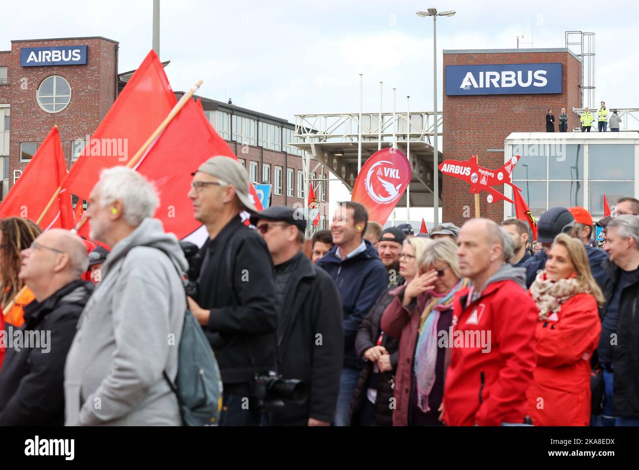 Hamburg, Germany. 01st Nov, 2022. Workers stand in front of the Airbus ...