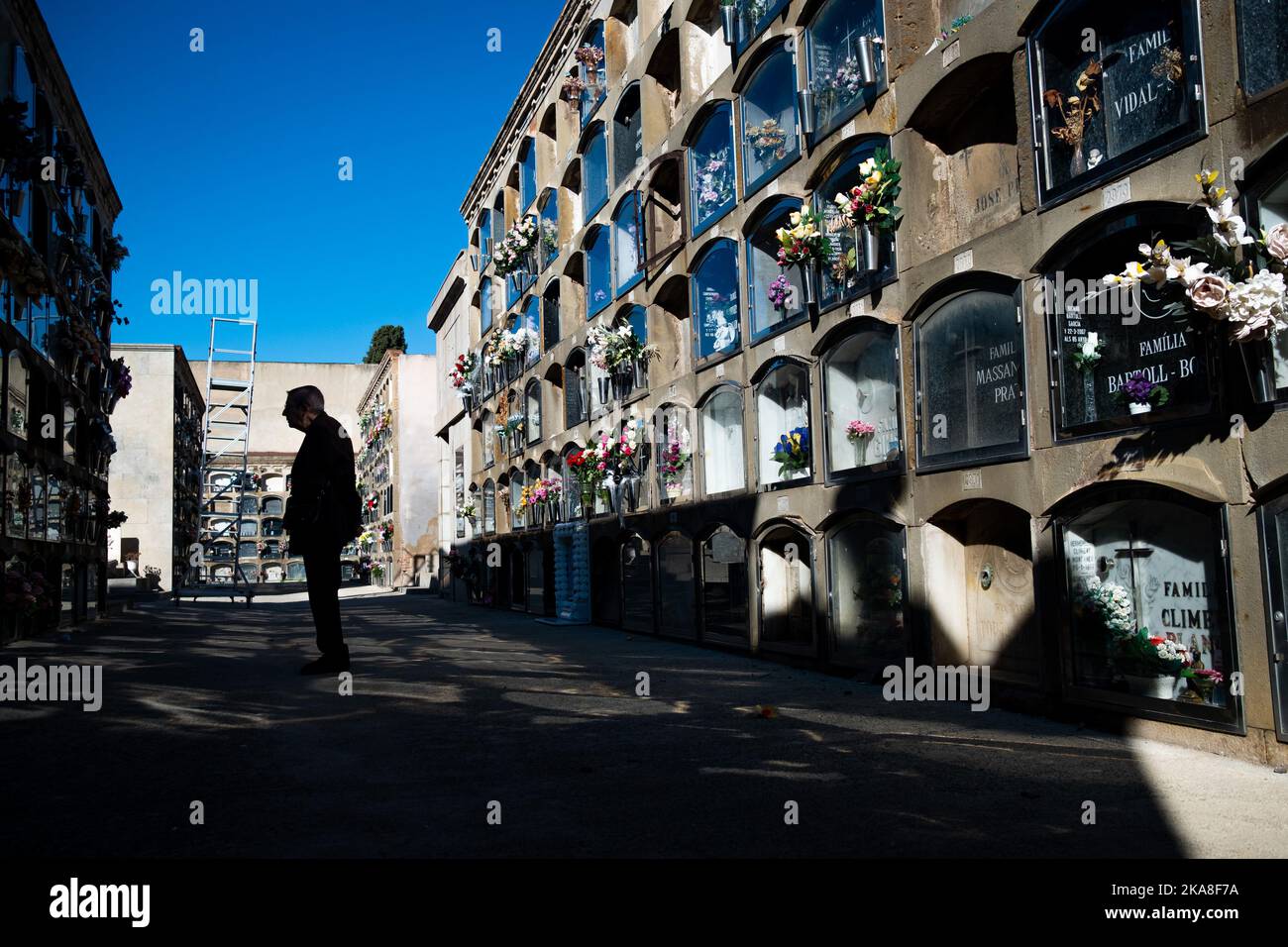 Barcelona, Spain. 01st Nov, 2022. A man seen praying in front of a wall ...