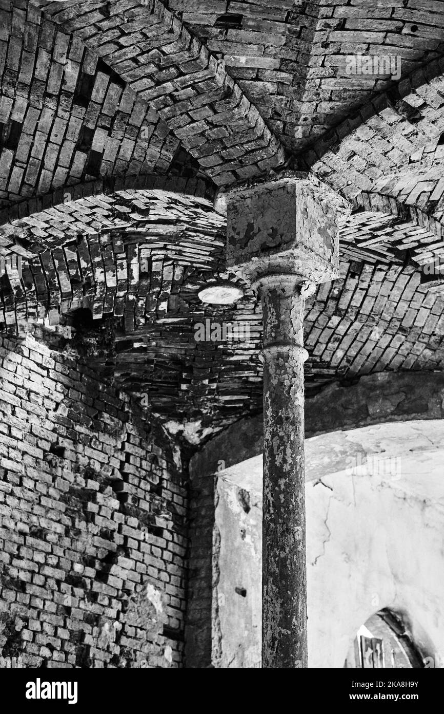 An old pillar and brick ceiling Stock Photo - Alamy