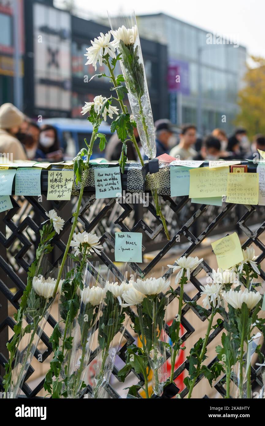 Seoul, South Korea. 01st Nov, 2022. Condolence messages and flowers ...