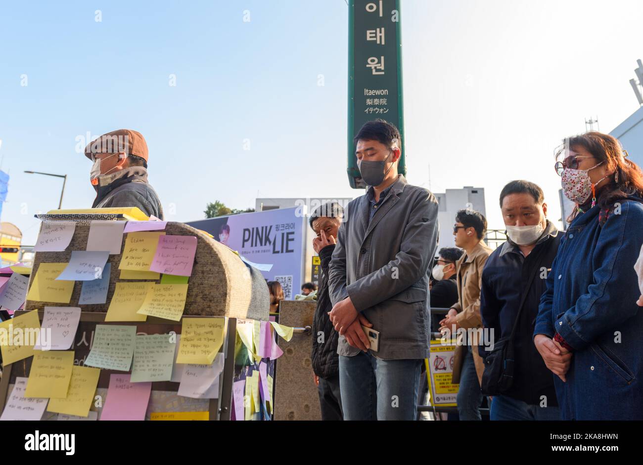 Seoul, South Korea. 01st Nov, 2022. Mourners pay tributes at a ...