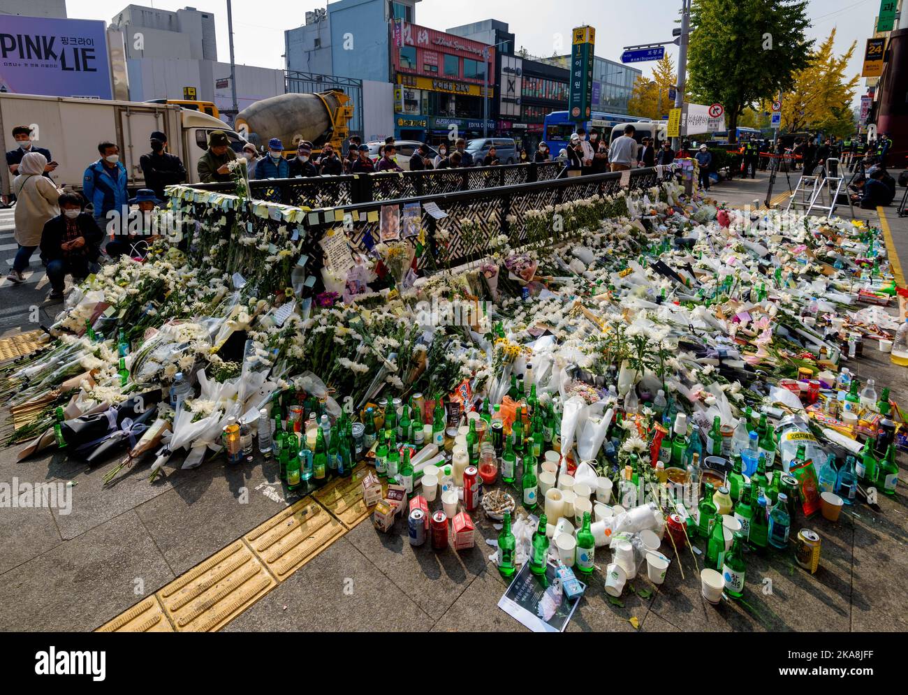 Seoul, South Korea. 01st Nov, 2022. Mourners pay tributes at a ...