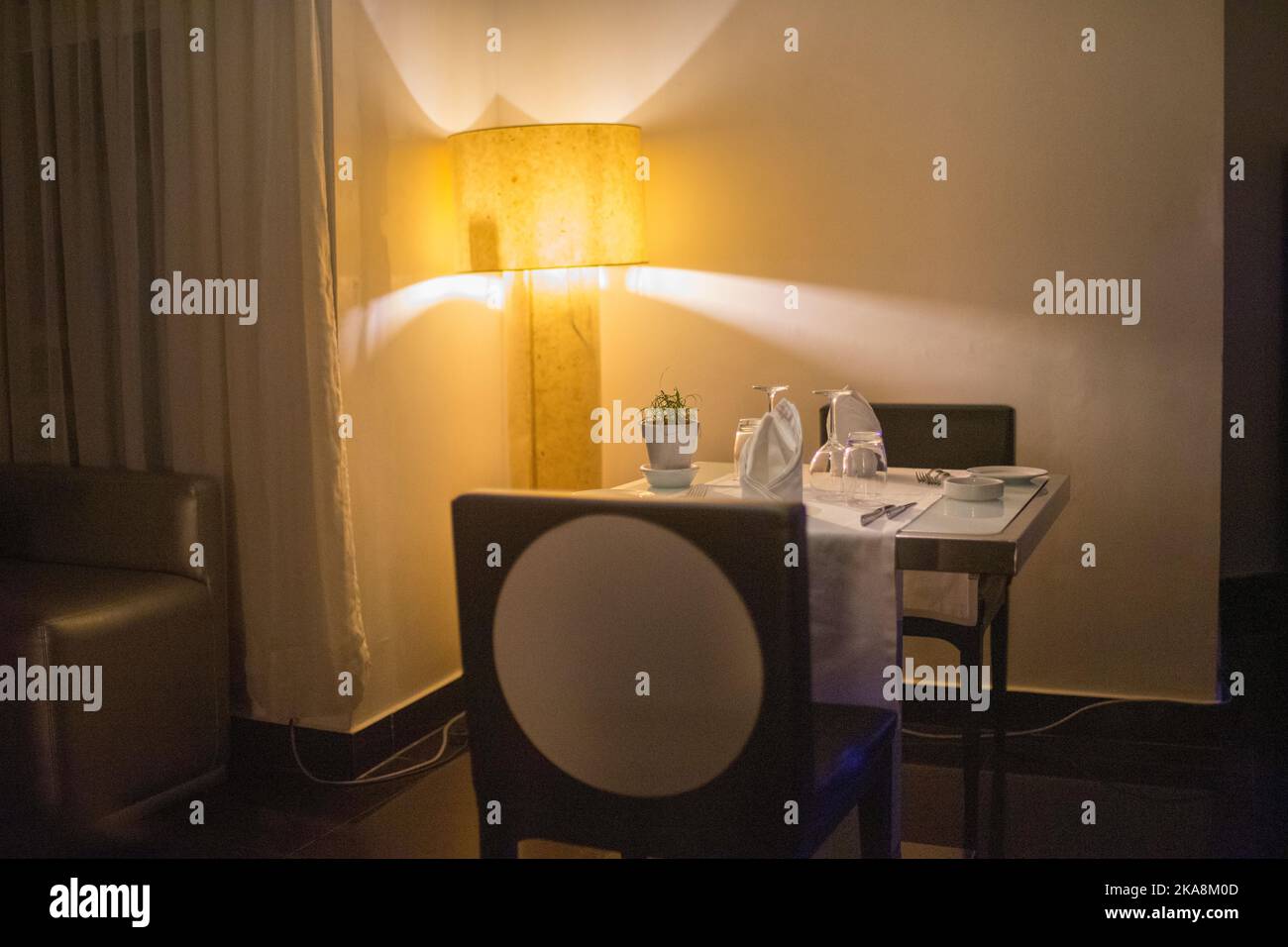 Empty dinner table in a luxurious hotel Stock Photo - Alamy