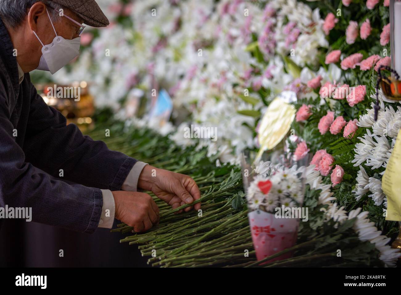 Seoul, South Korea. 1st Nov, 2022. A man lays a flower to a mourning ...