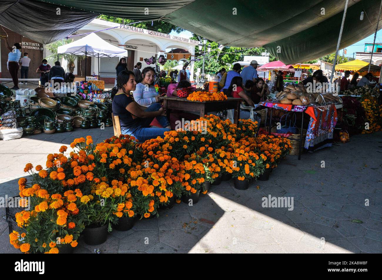 Villa de Etla, Oaxaca. 31st Oct, 2022. Vendors of the Porfirio Diaz ...