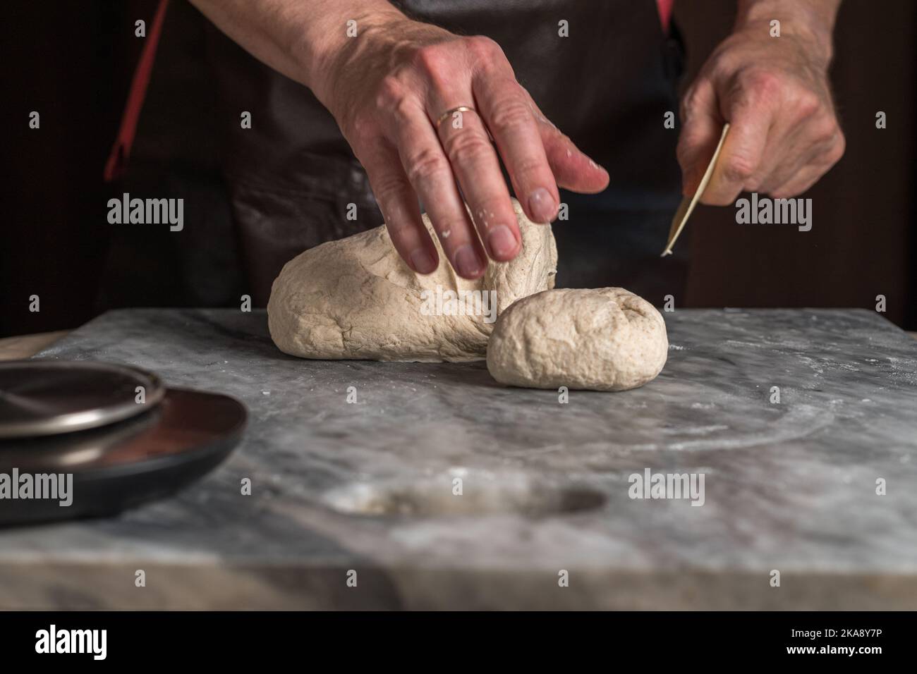 Chef rolling pizza dough hi-res stock photography and images - Alamy