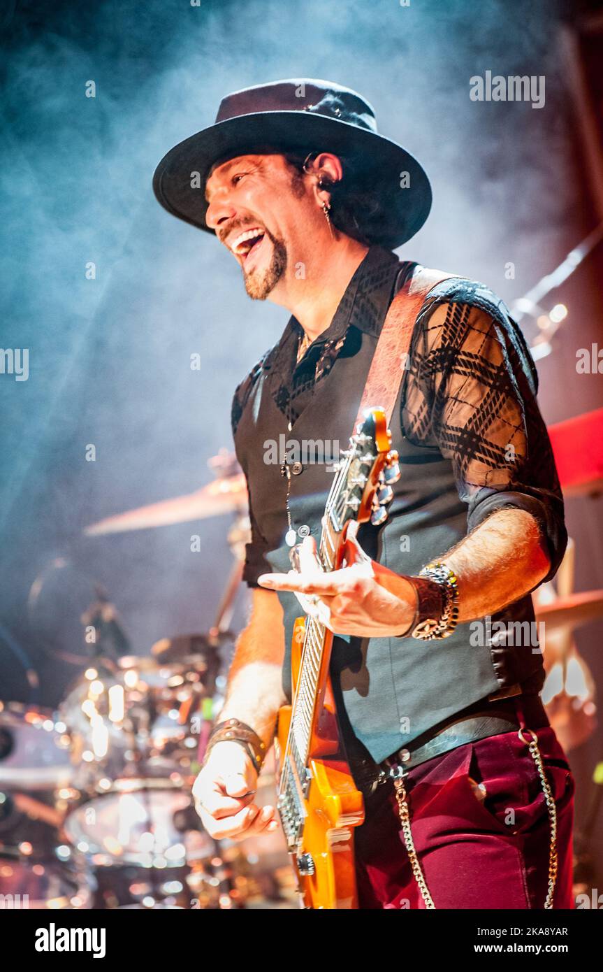 Aaron bond hi-res stock photography and images - Alamy