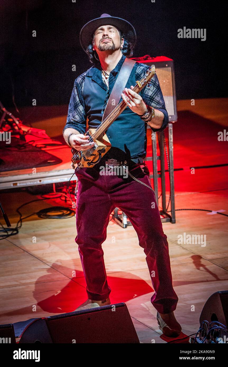 Cigar box performance hi-res stock photography and images - Alamy