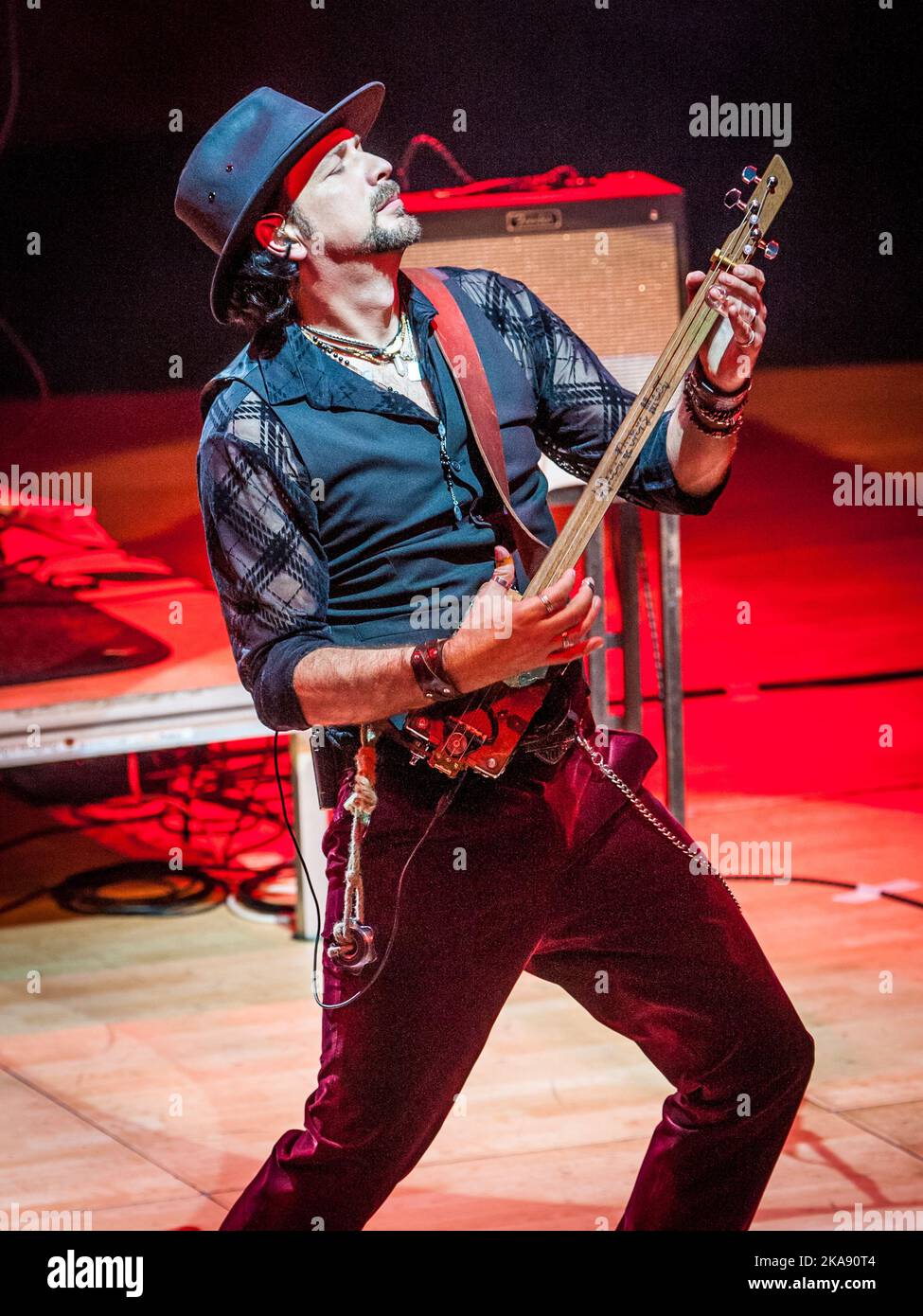 Aaron Bond on cigar box guitar Stock Photo - Alamy