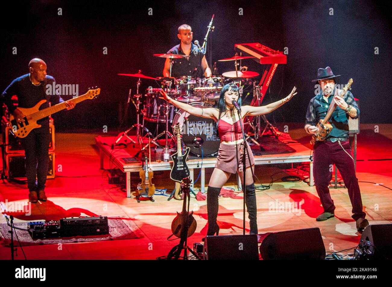 Cigar box performance hi-res stock photography and images - Alamy