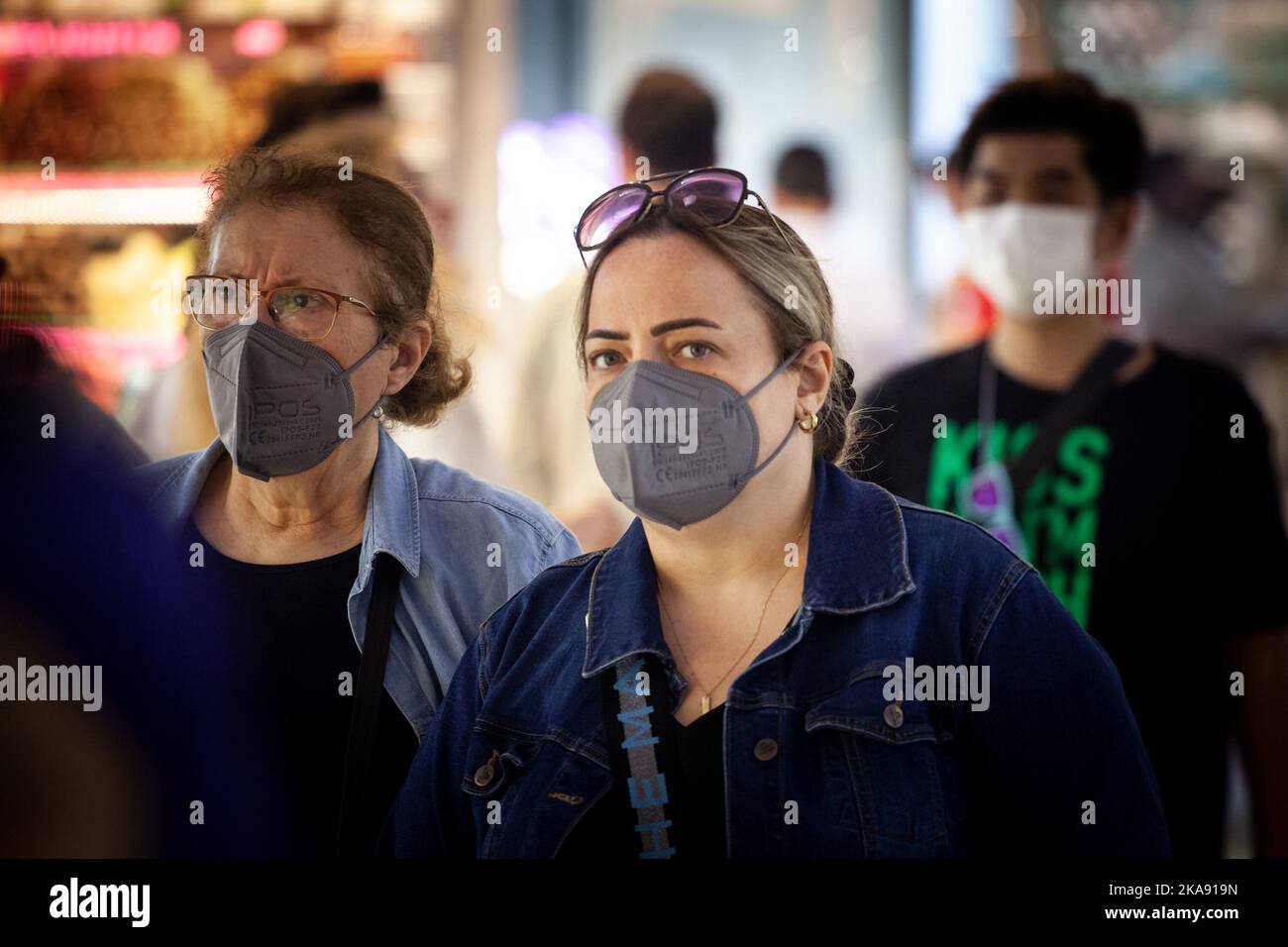 Picture of an woman wearing a respiratory face mask in the kapalicarsi ...