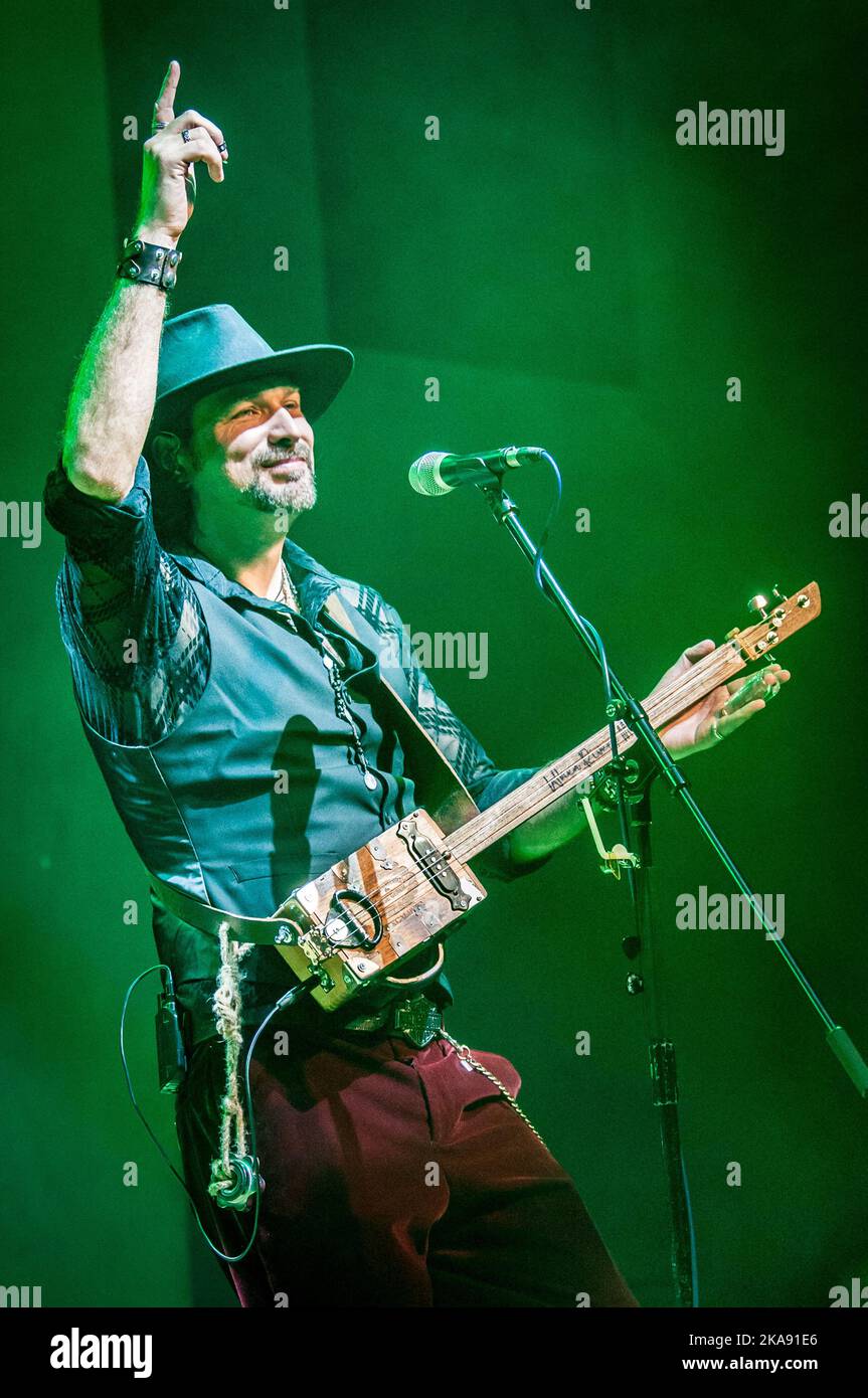 Aaron Bond on cigar box guitar Stock Photo - Alamy