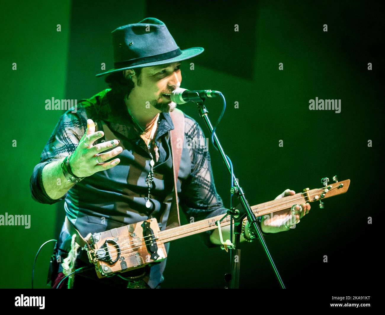 Cigar box performance hi-res stock photography and images - Alamy