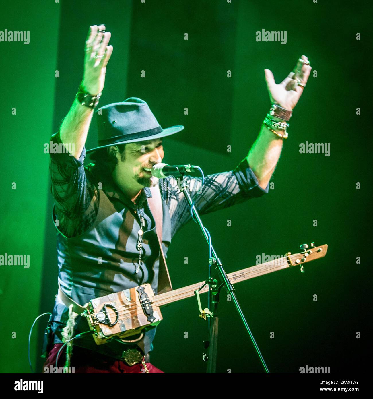 Cigar box performance hi-res stock photography and images - Alamy