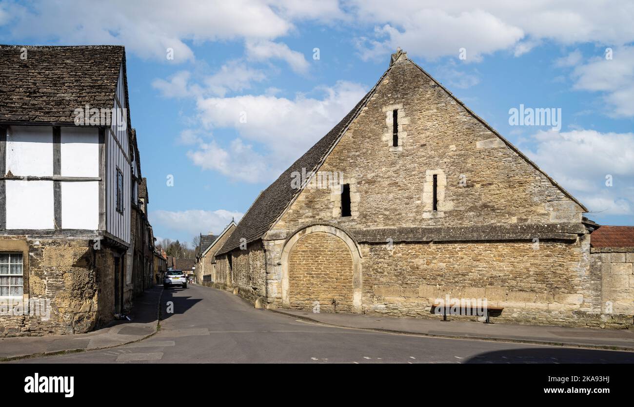 Cruck roof hi-res stock photography and images - Alamy