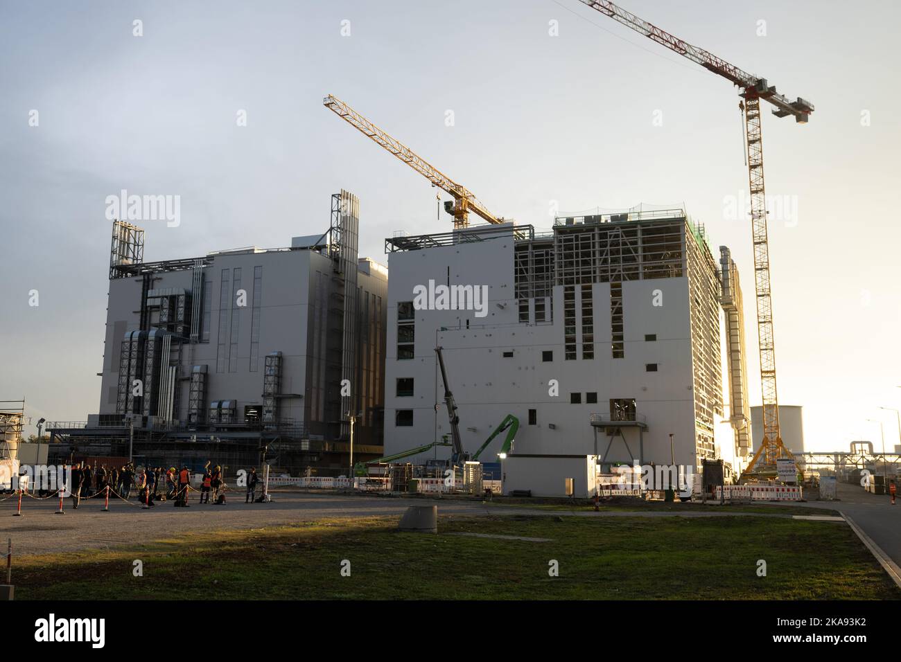 01 November 2022, Brandenburg, Schwarzheide: Journalists stand in front of the cathode materials ...