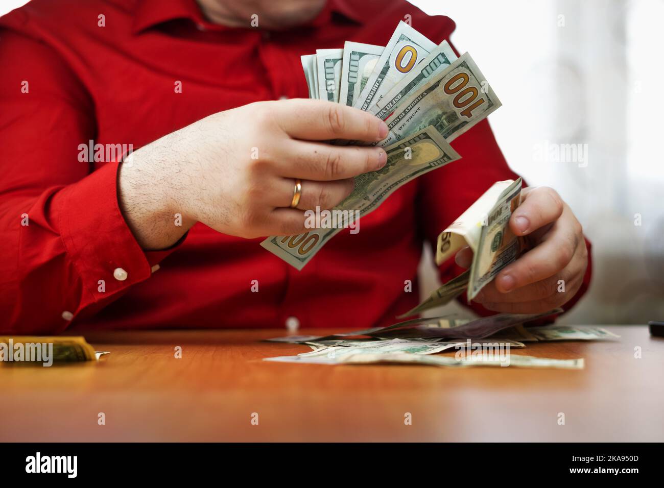 Counting us currency woman counts hi-res stock photography and images - Alamy