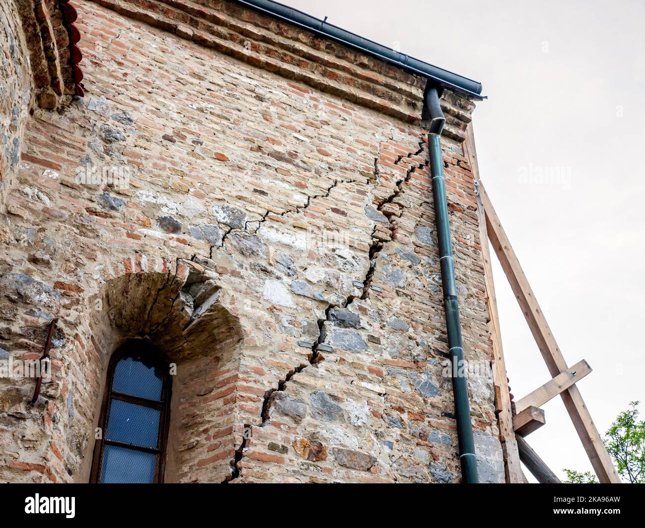 Picture of a facade cracked with a use crack in diagonal, threatening ...